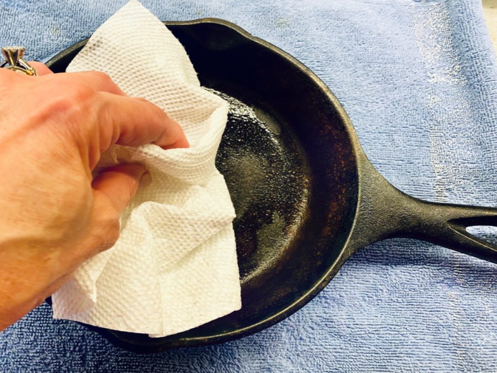 How To Restore A Rusted Cast Iron Pan - Farmhouse 1820